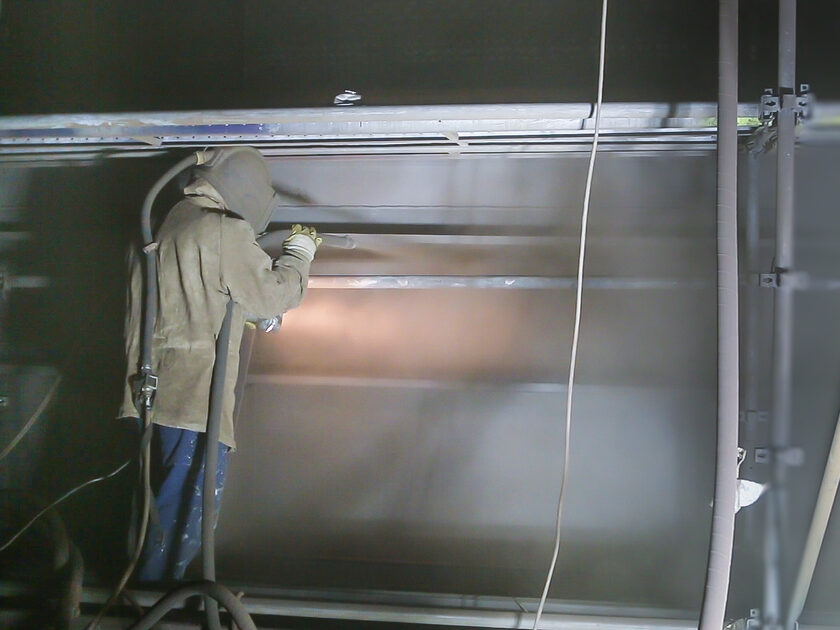Schip laten stralen voor een duurzame hechting van coating
